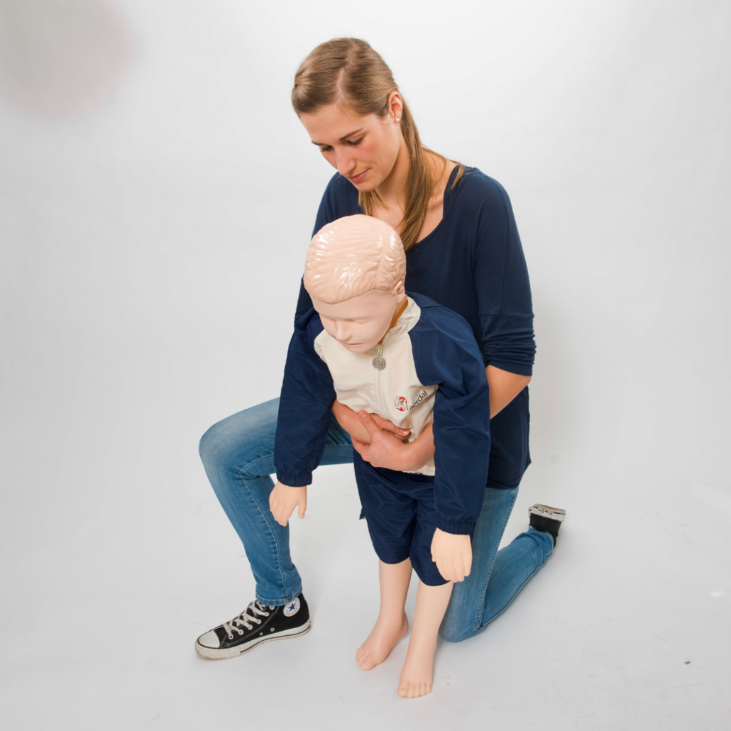 Heimlich-Handgriff: Erste Hilfe bei Erstickungsnotfällen